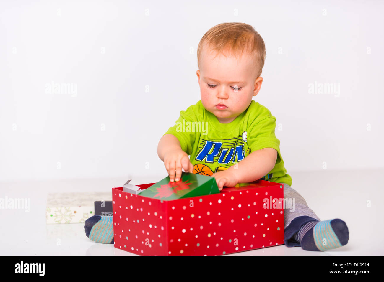 Children opening christmas gifts hi-res stock photography and images ...