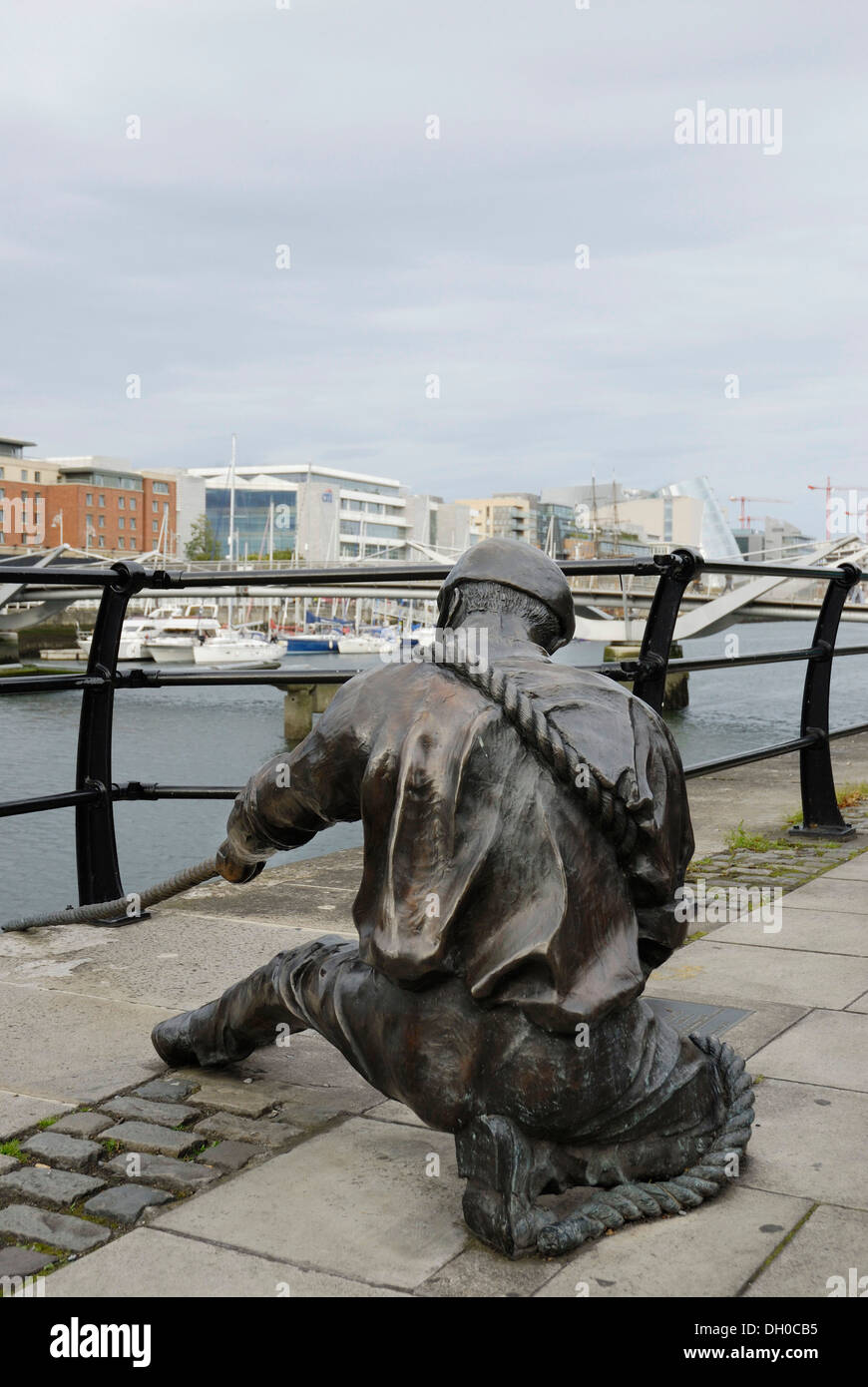 Bronze sculpture of a longshoreman on the banks of the River Liffey ...