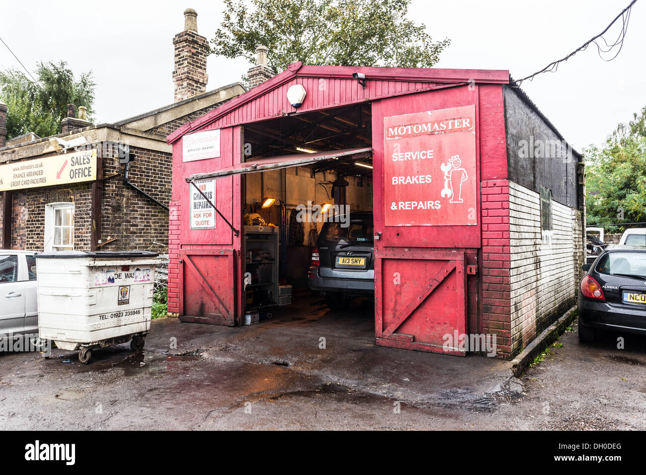 Repair garage exterior hi-res stock photography and images - Alamy