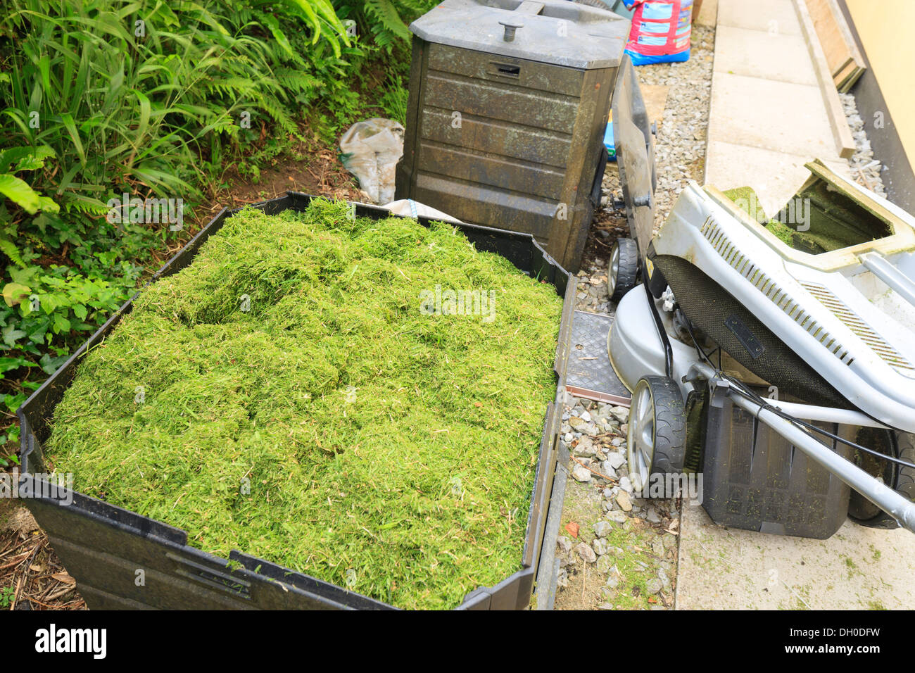 Composting grass cuttings Stock Photo - Alamy