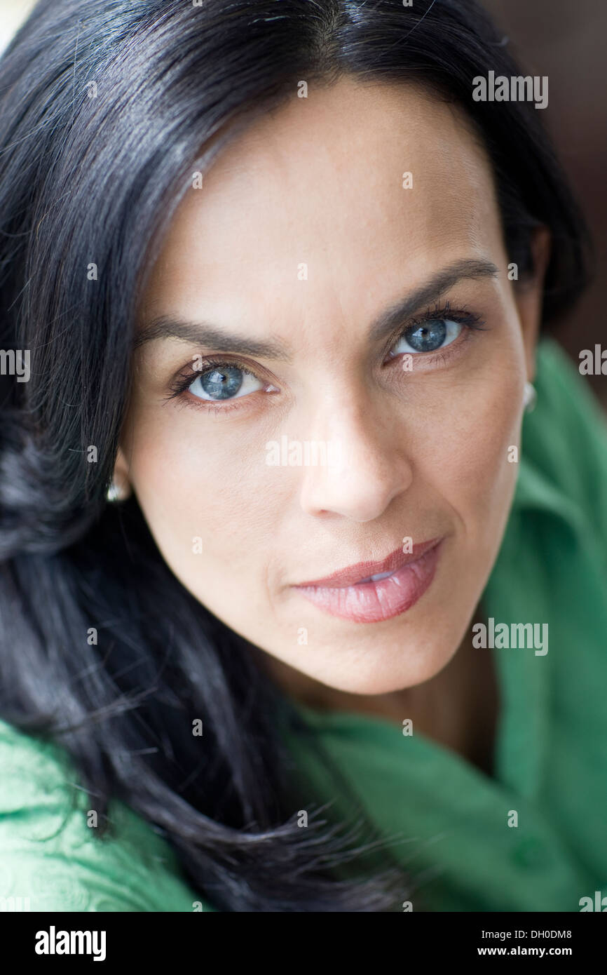 Hispanic woman smiling Stock Photo - Alamy
