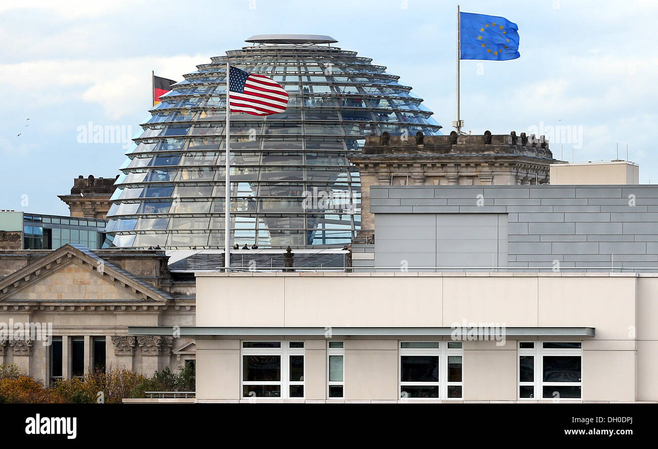 The roof of the US embassy with the Reichstag building in the ...