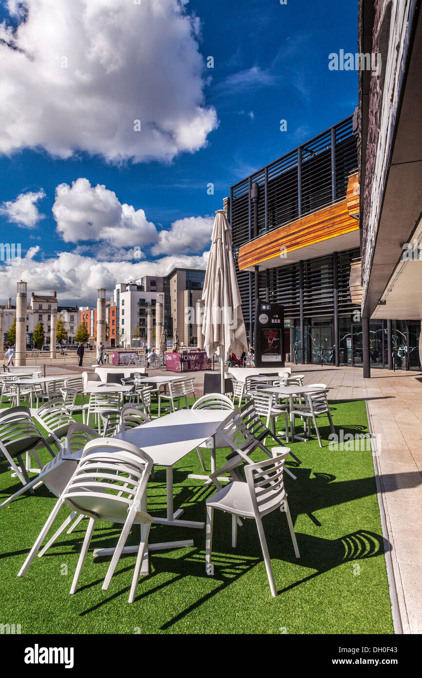 Outdoor cafe outside the Wales Millennium Centre in Cardiff Bay Stock ...