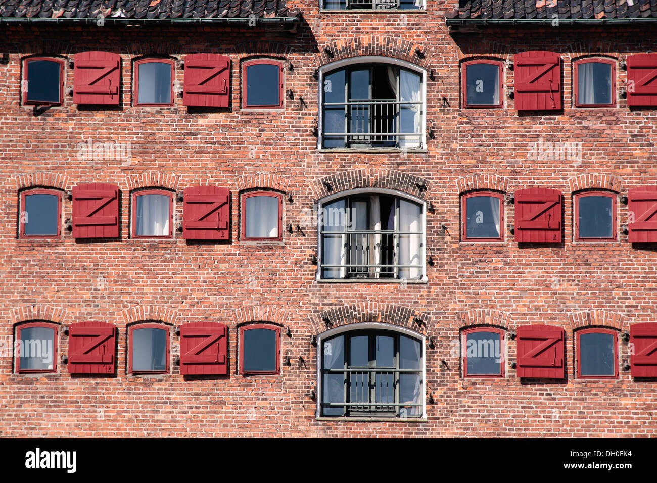 Old warehouse architecture hi-res stock photography and images - Alamy