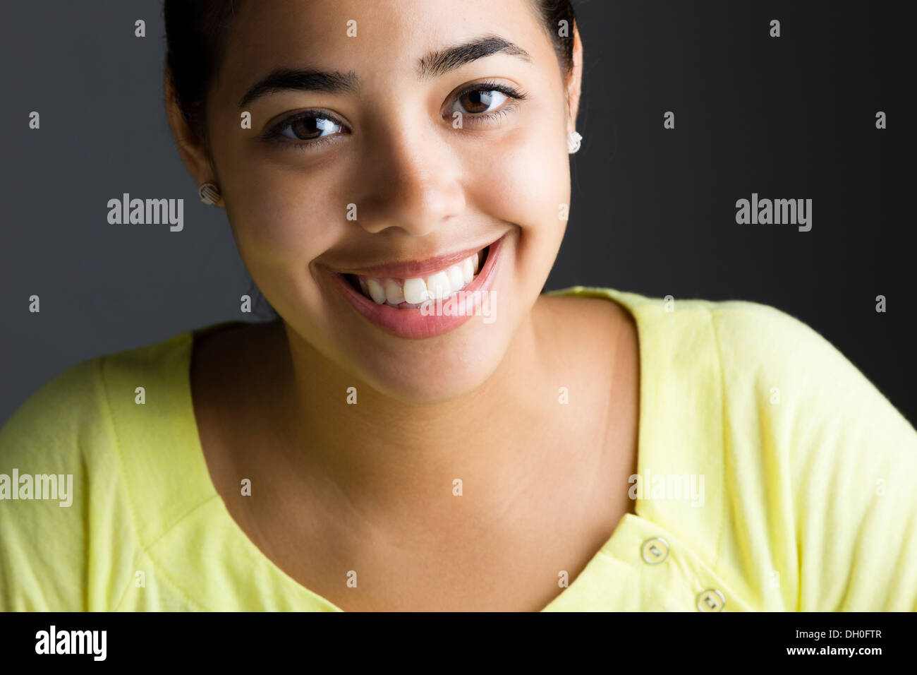 Hispanic woman smiling Stock Photo - Alamy