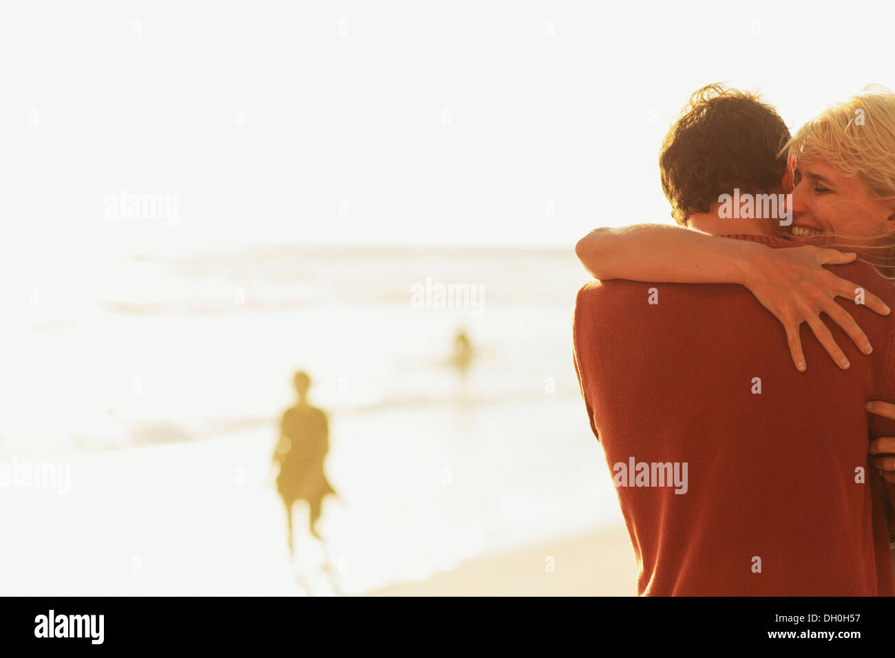 Caucasian couple hugging on beach Stock Photo - Alamy