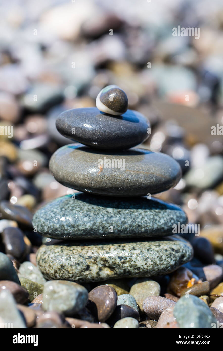 balancing stones wet on the beach Stock Photo - Alamy
