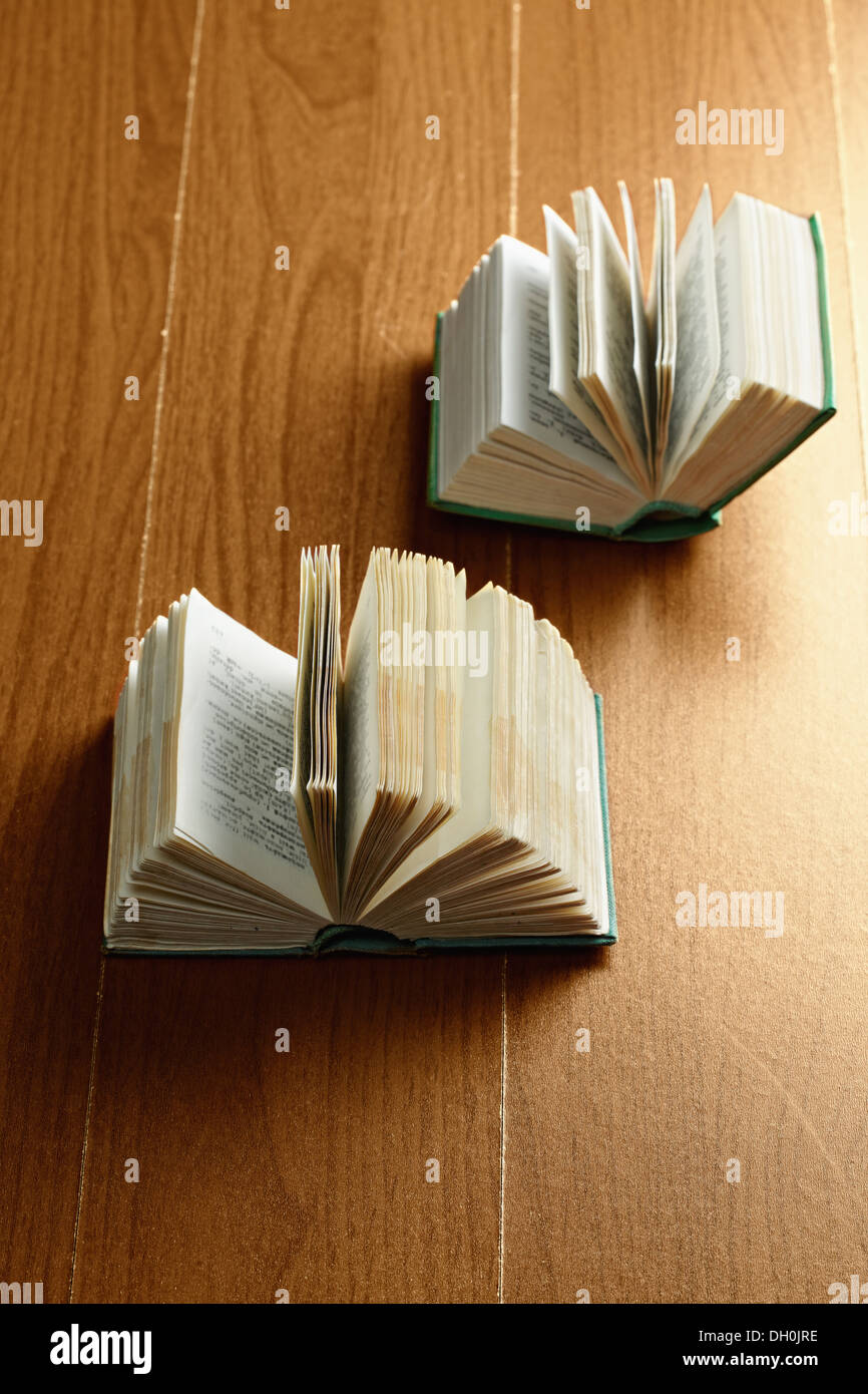 Open books nobody spread hi-res stock photography and images - Alamy