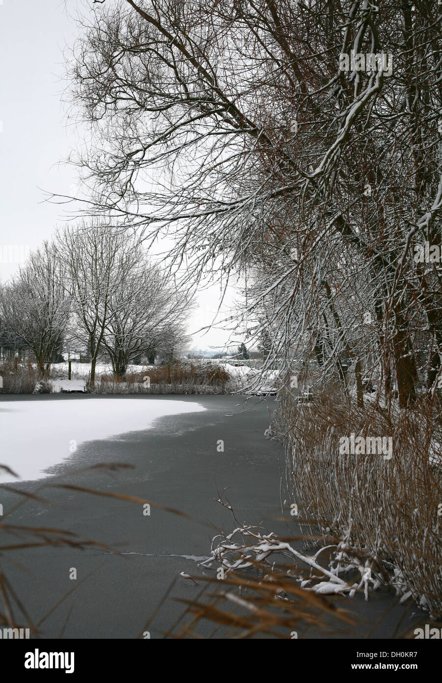 Frozen snowy lake hi-res stock photography and images - Alamy