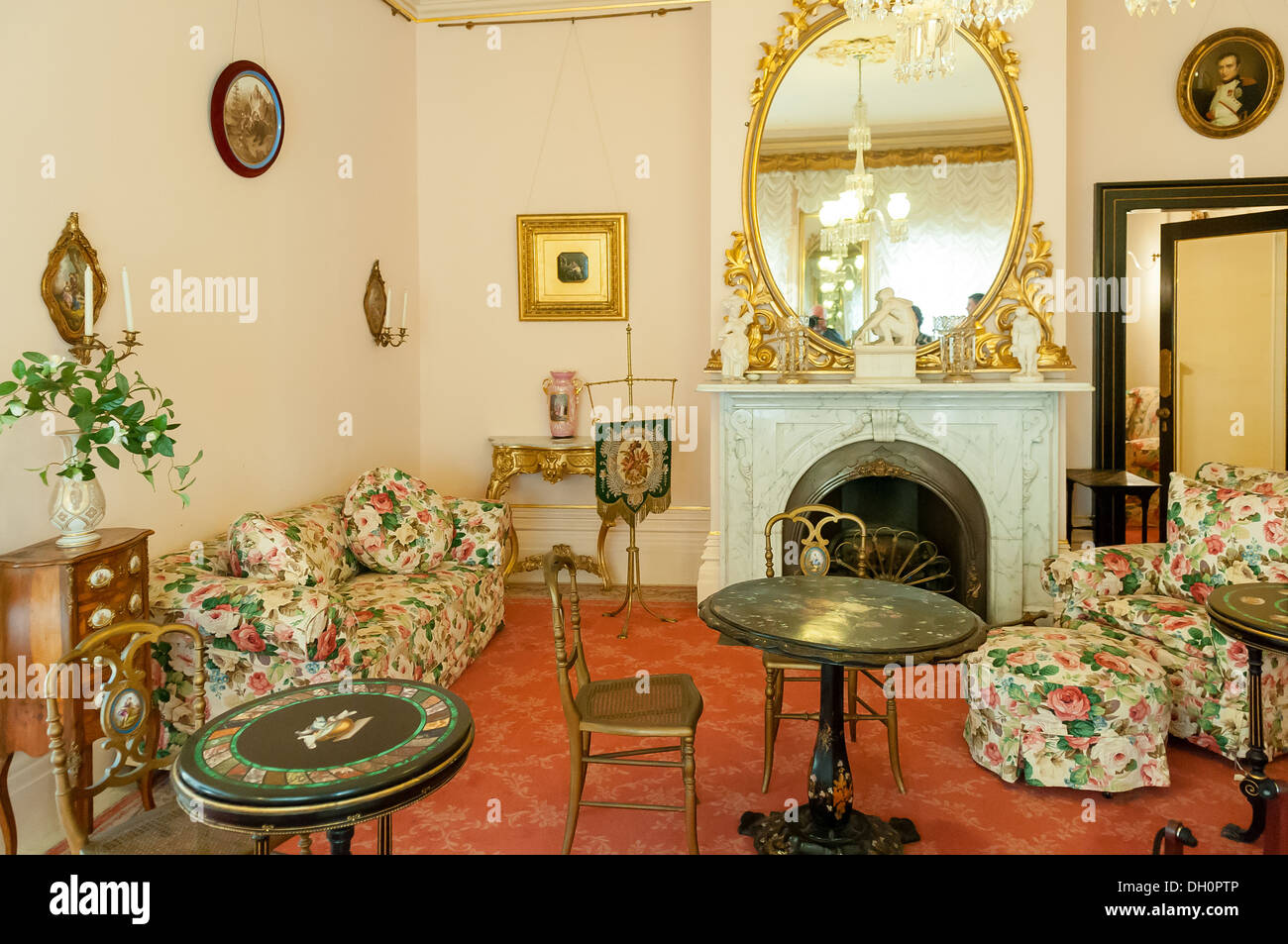 Country house drawing room hi-res stock photography and images - Alamy