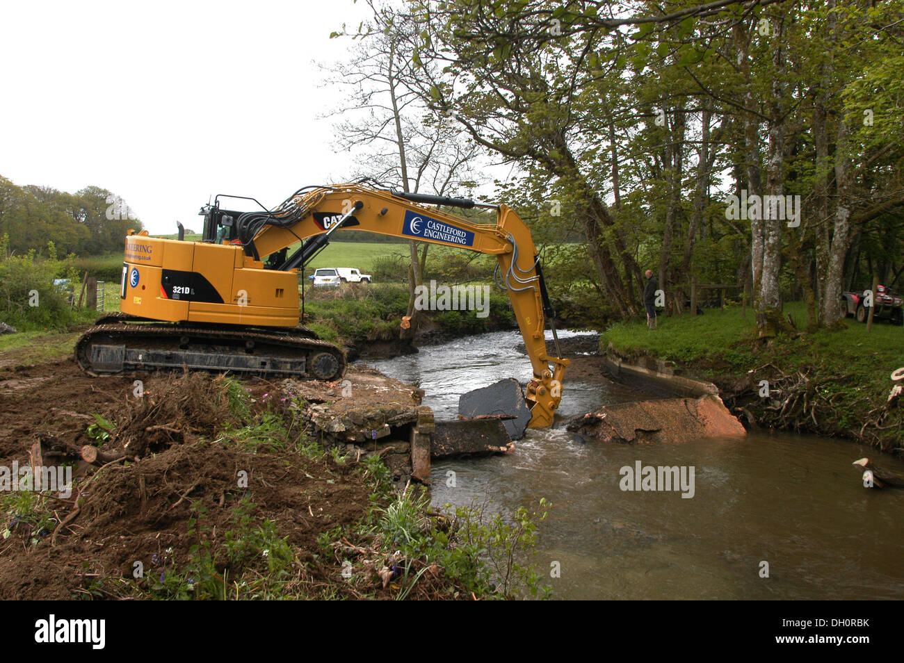 Removing a weir on the River Taw at North Wyke to improve fish passage ...