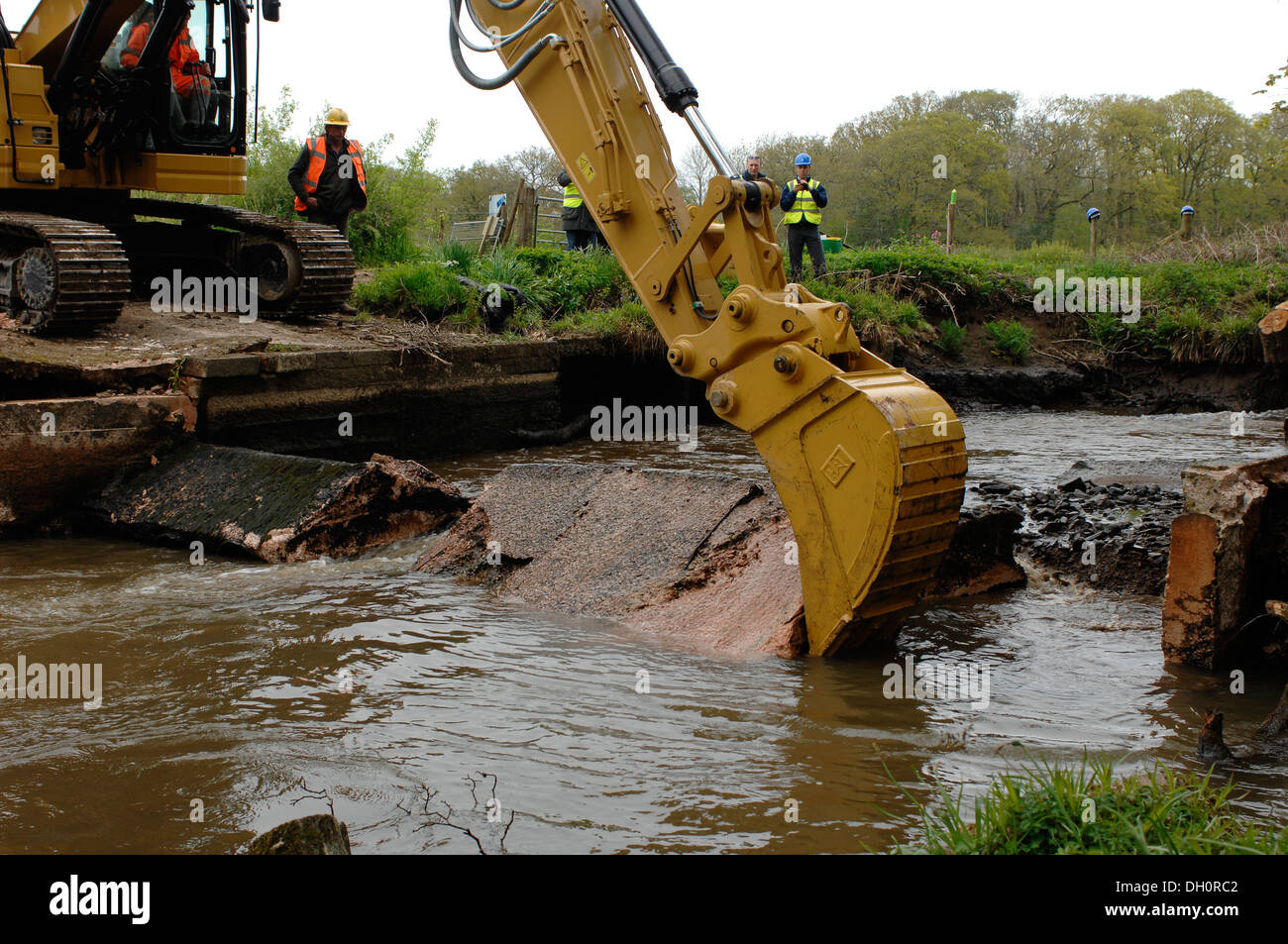 Removing a weir on the River Taw at North Wyke to improve fish passage ...