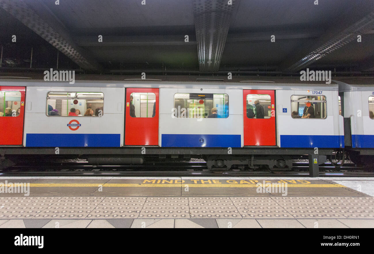 London tube station hi-res stock photography and images - Alamy