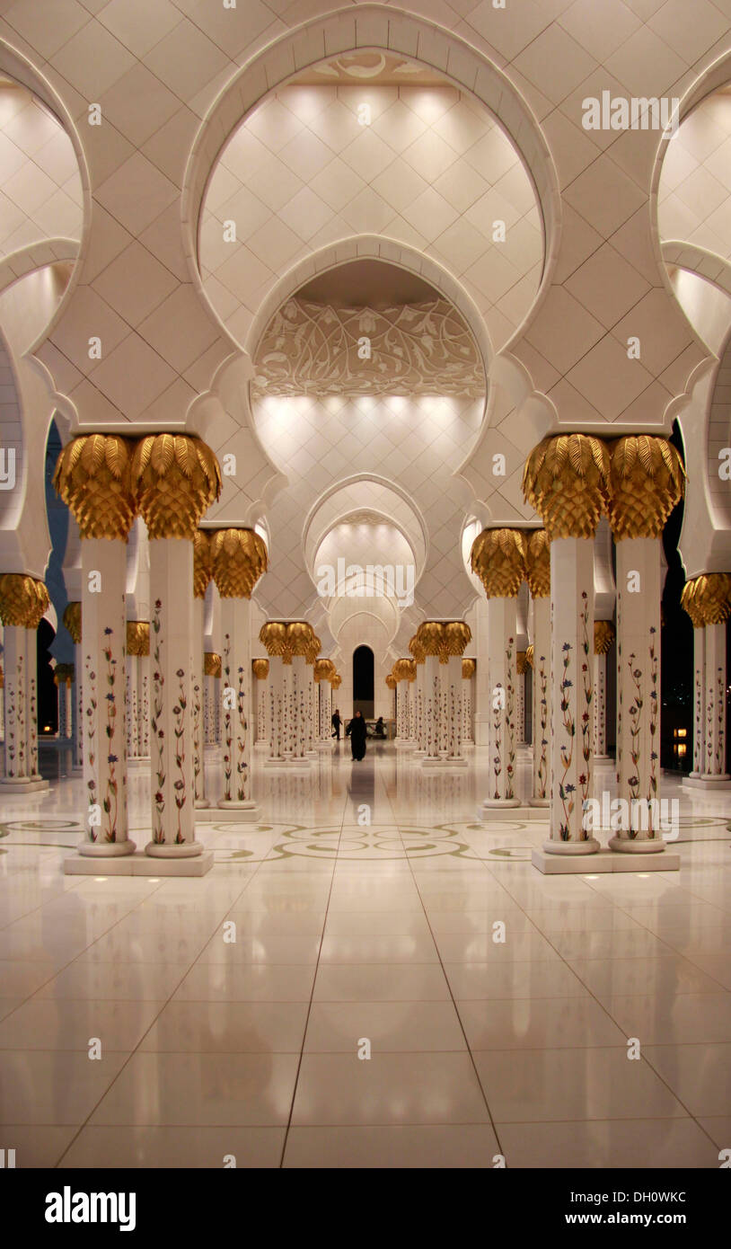 Colonnade at the Sheikh Zayed Mosque, Abu Dhabi, United Arab Emirates ...
