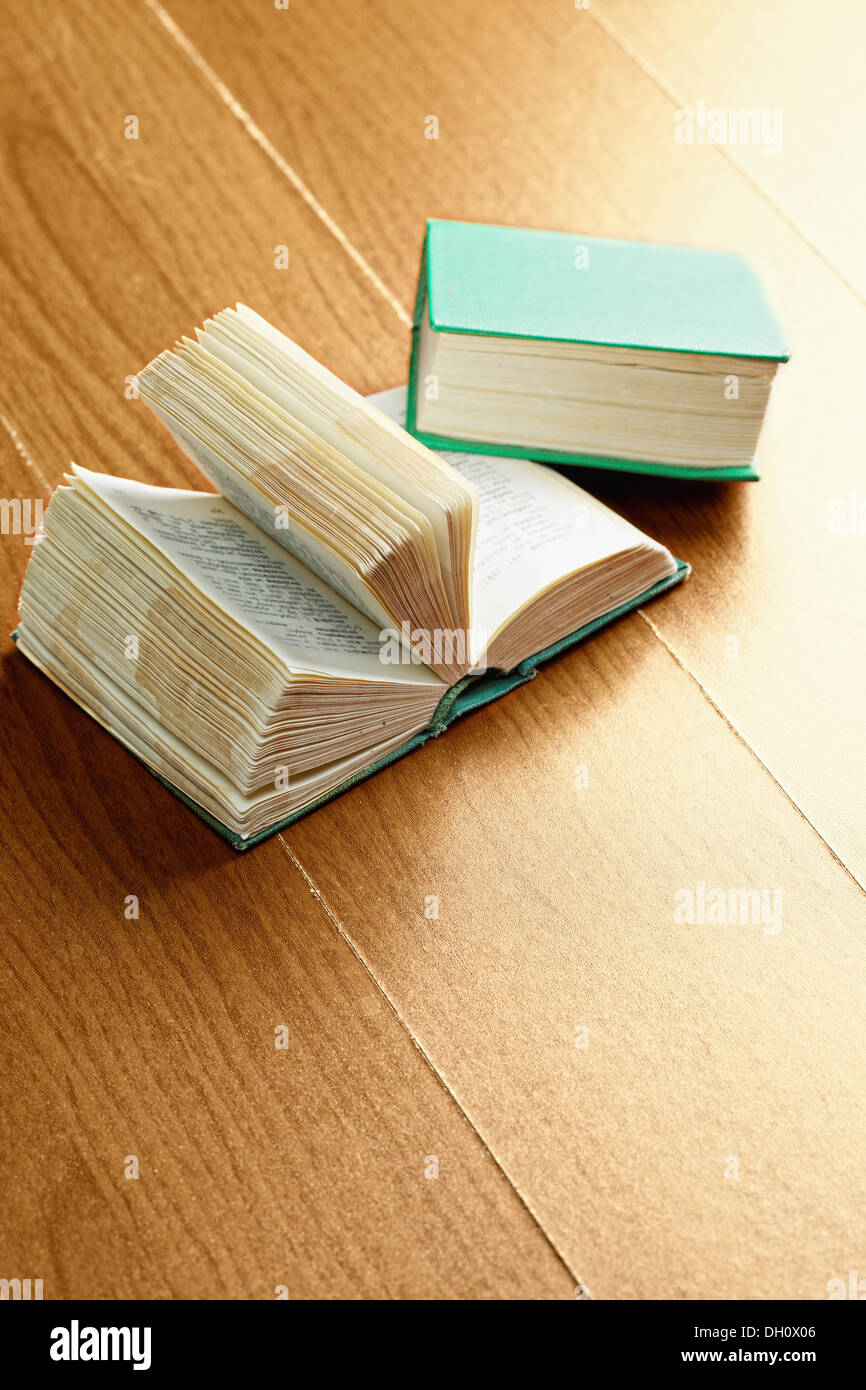 Old books open hi-res stock photography and images - Alamy