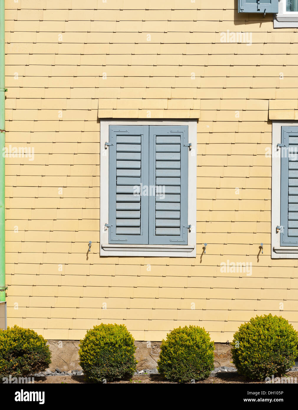 Shutter swiss chalet hi-res stock photography and images - Alamy