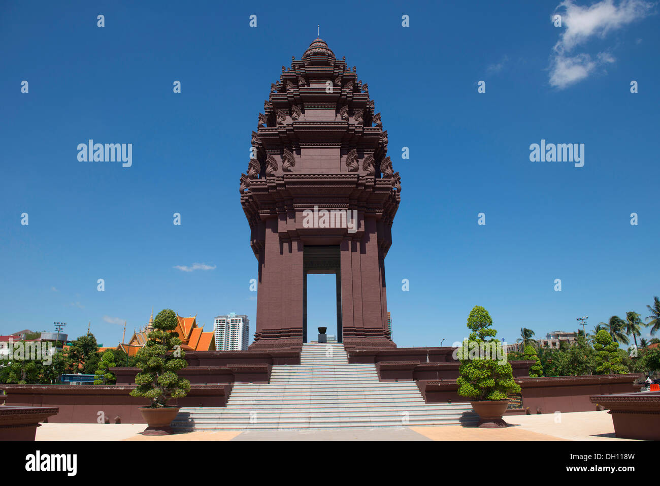 Independence monument cambodia hi-res stock photography and images - Alamy