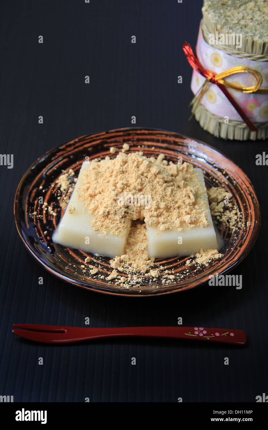 Kinako-Mochi (Mochi sprinkled with soy flour Stock Photo - Alamy