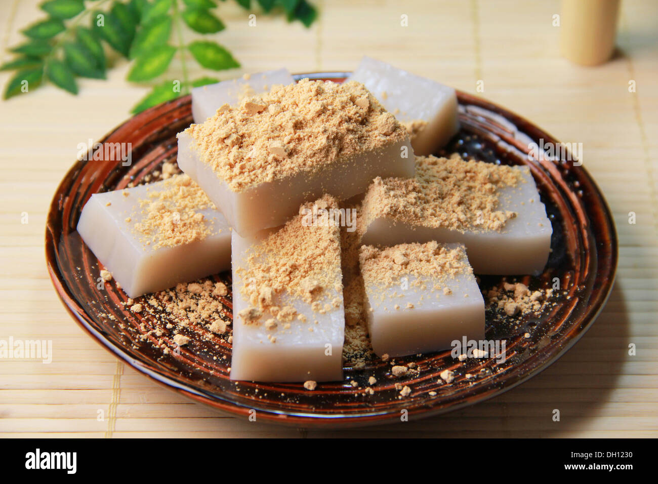 Kuzumochi (Arrowroot cake Stock Photo - Alamy
