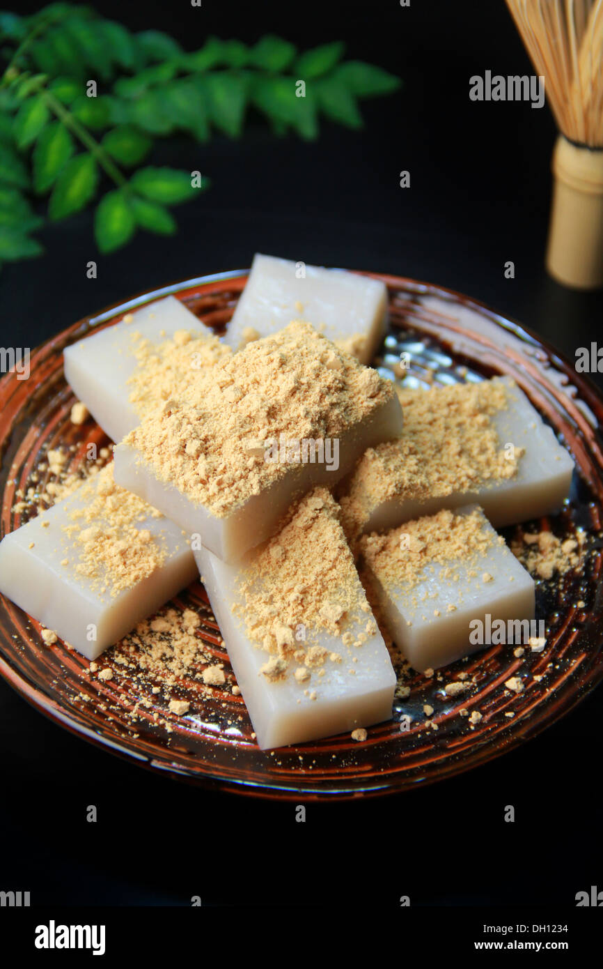 Kuzumochi (arrowroot cake) hi-res stock photography and images - Alamy