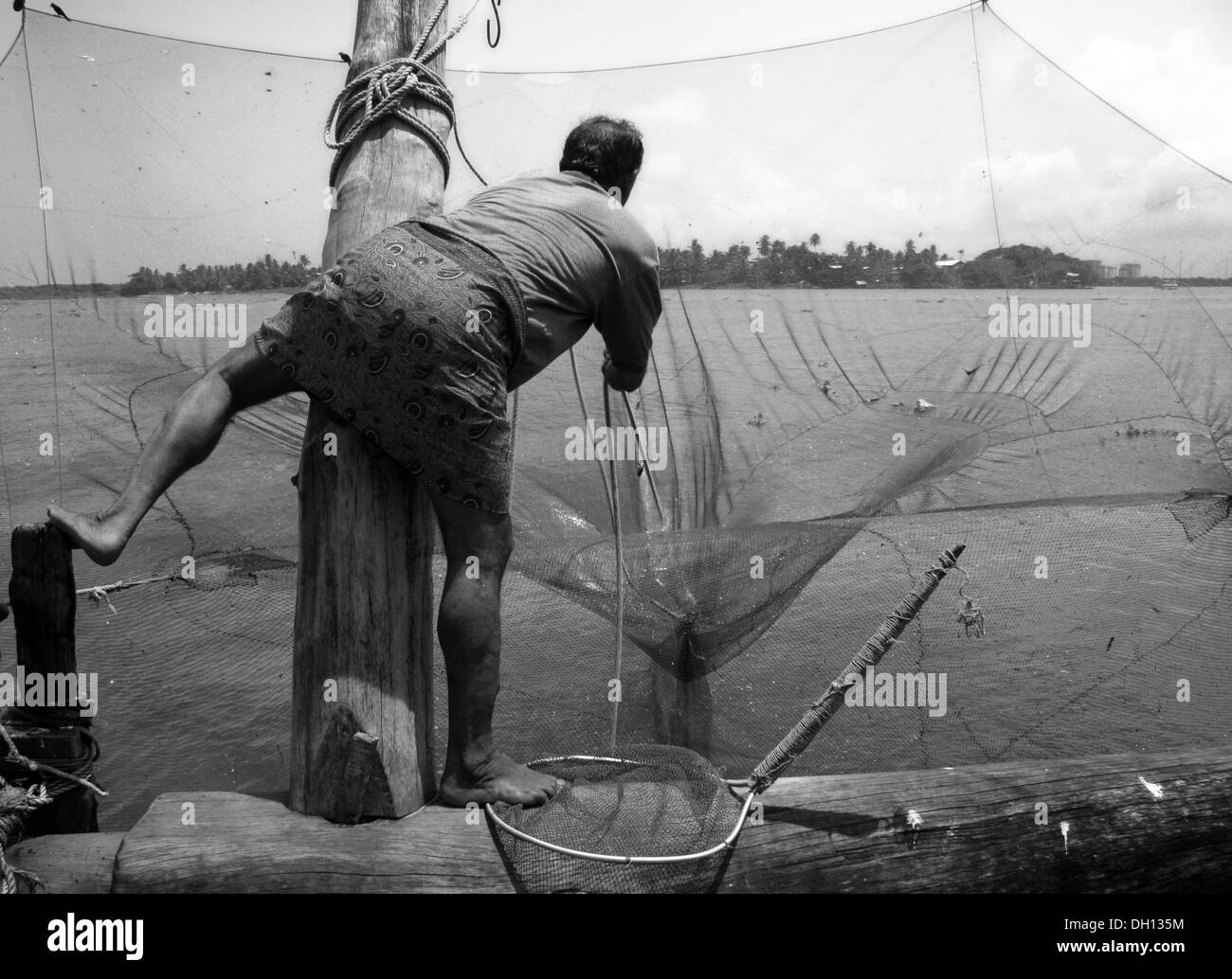 Traditional Chinese Fishing Nets at Fort Kochi Stock Photo - Alamy