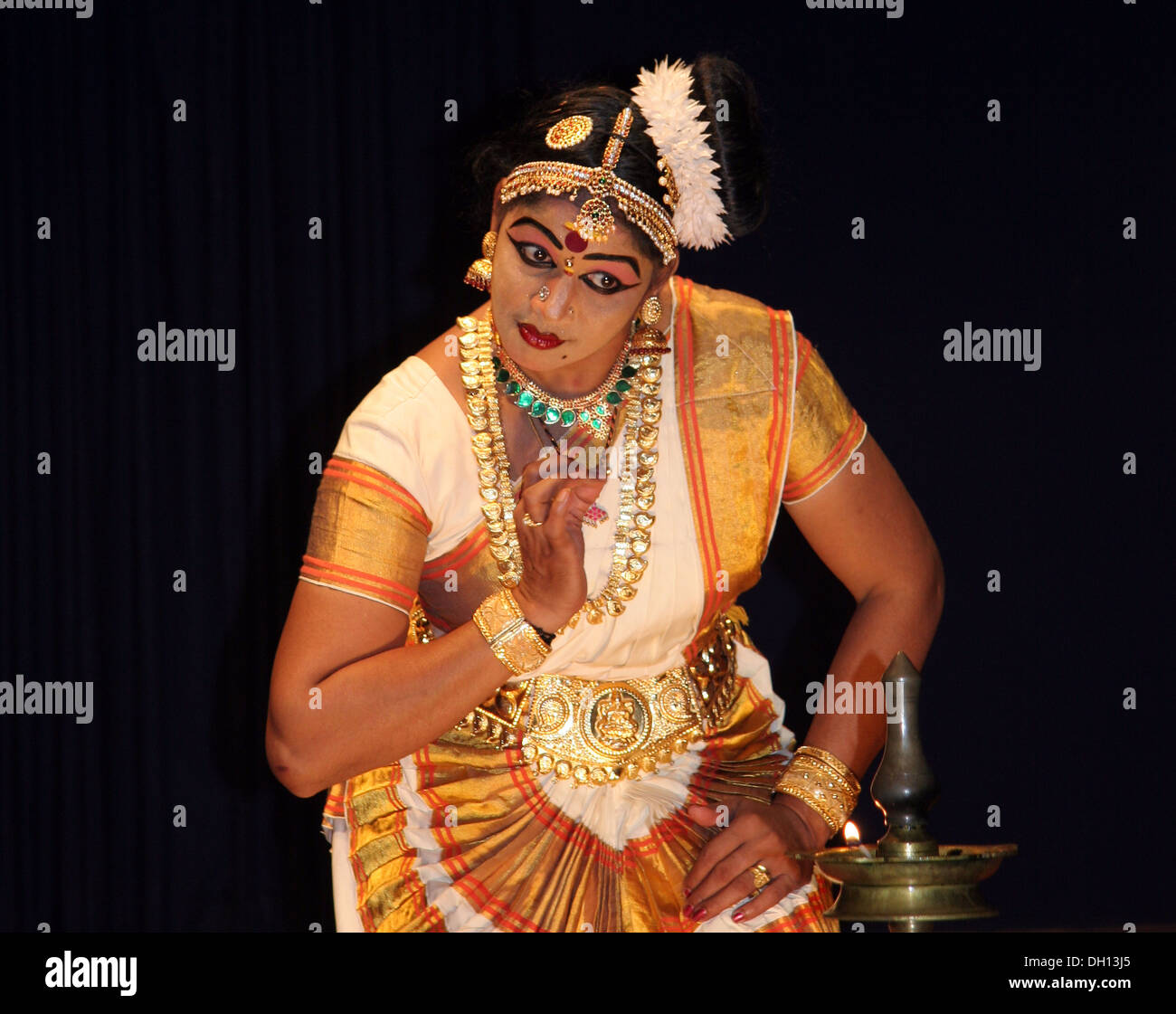 Mohiniyattam hi-res stock photography and images - Alamy