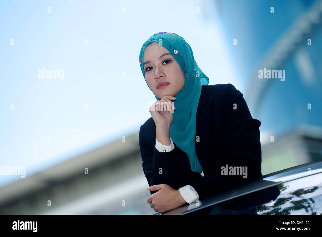 Headscarf woman hi-res stock photography and images - Alamy