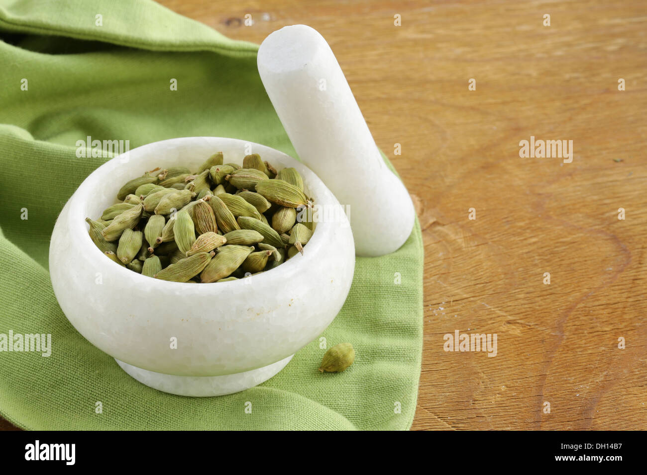 Green cardamom pods spice hi-res stock photography and images - Alamy