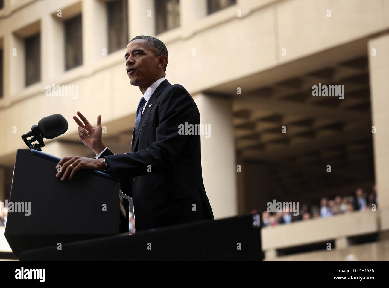 Barack obama swearing in hi-res stock photography and images - Alamy