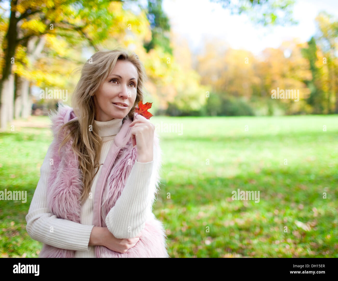 Woman in fall clothes hi-res stock photography and images - Alamy