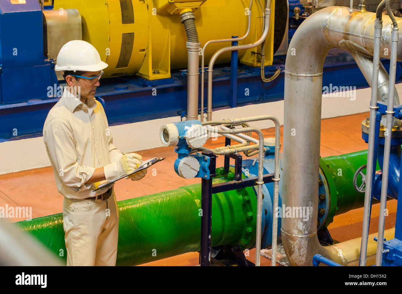 Worker checking gauge hi-res stock photography and images - Alamy