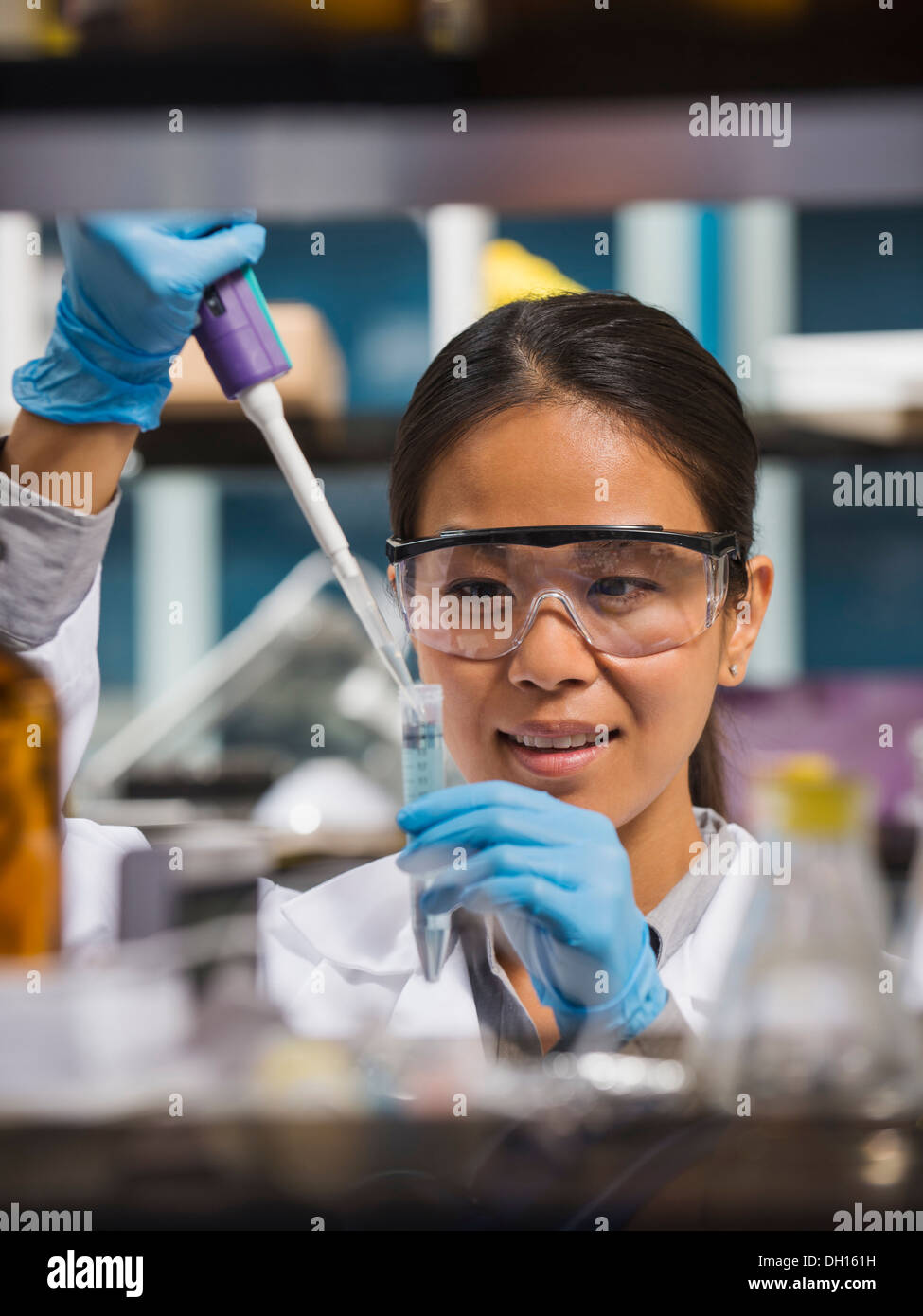 Japanese women working hi-res stock photography and images - Alamy