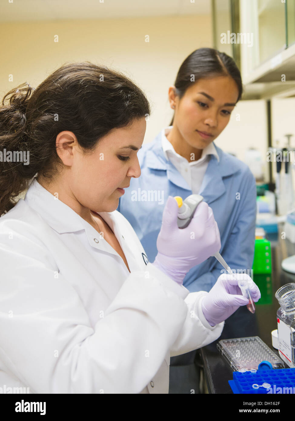 Middle eastern scientist lab group hi-res stock photography and images ...