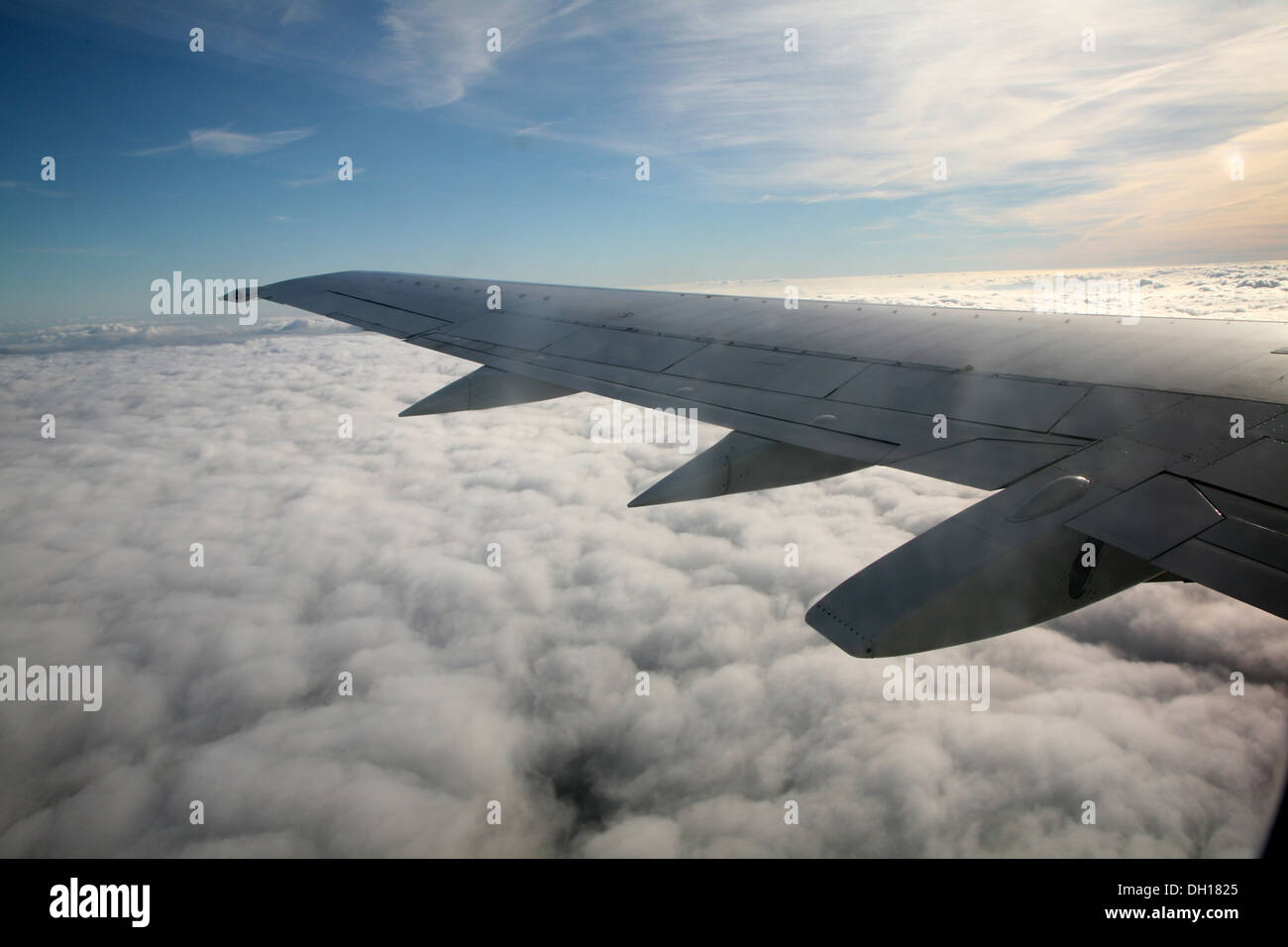 Looking out plane window hi-res stock photography and images - Alamy