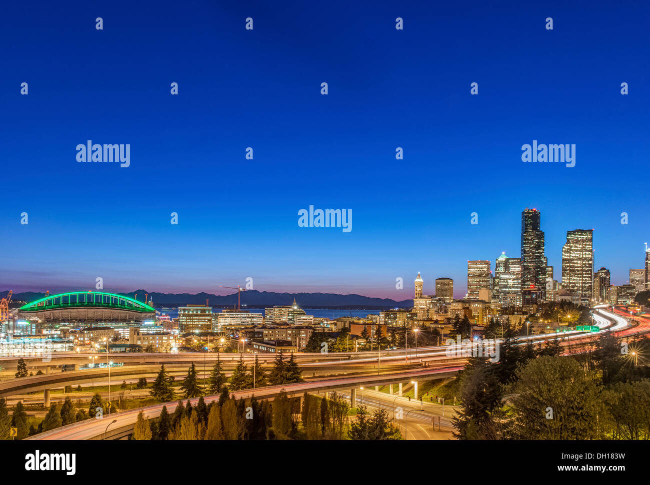 Seattle skyline at night hi-res stock photography and images - Alamy