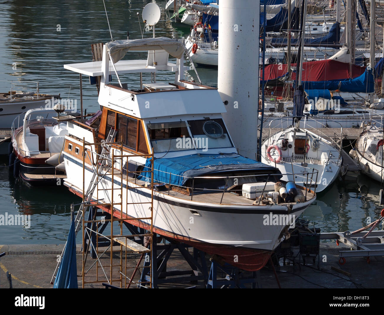 Naval ship drydock hi-res stock photography and images - Alamy