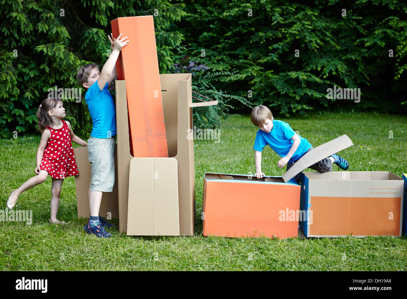 Children playing with boxes hi-res stock photography and images - Alamy