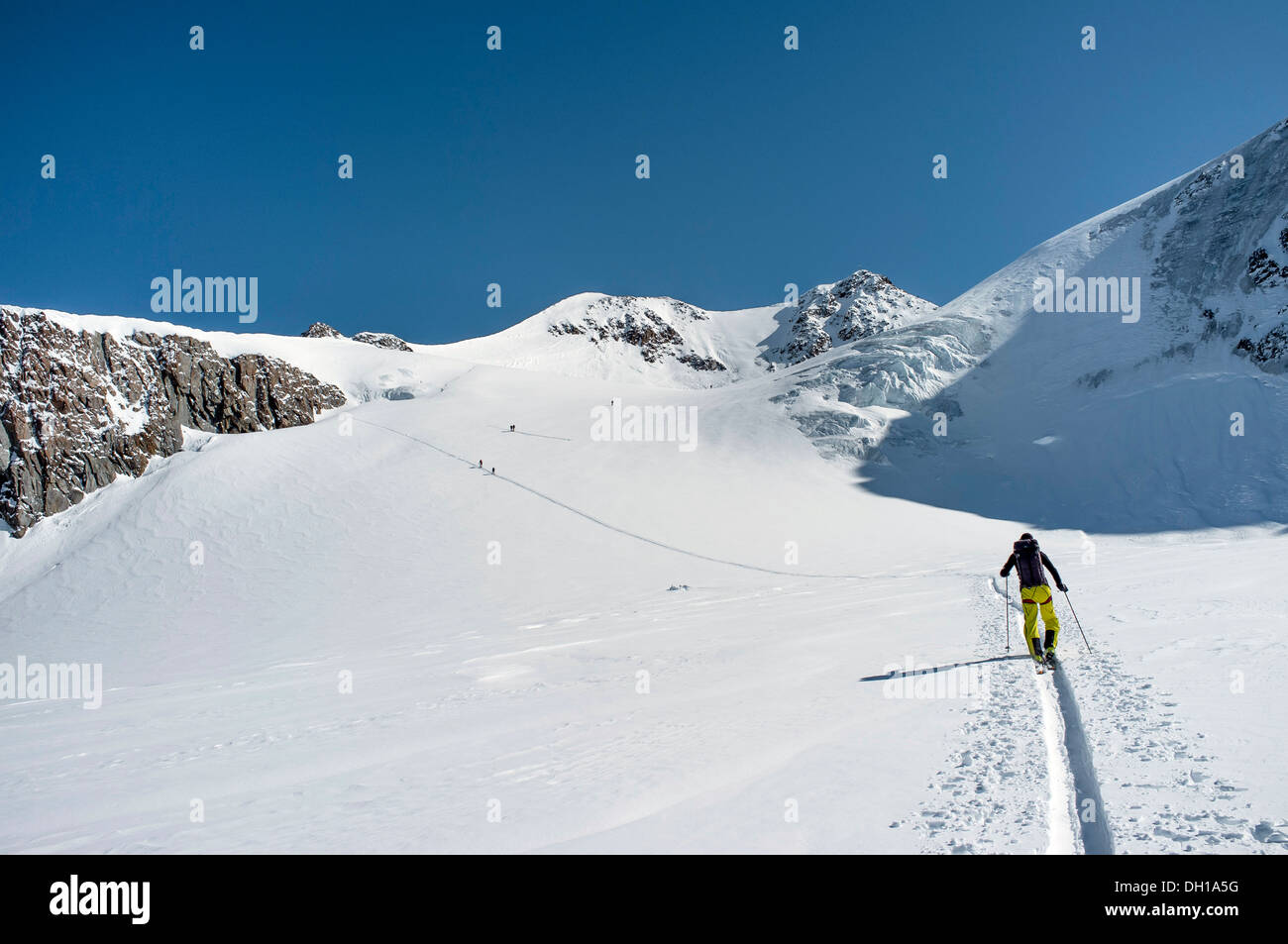 Back country skiing hi-res stock photography and images - Alamy