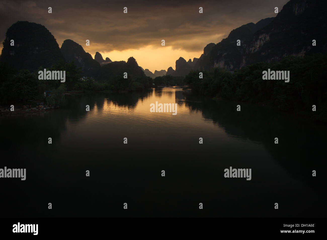 China dark clouds hi-res stock photography and images - Alamy