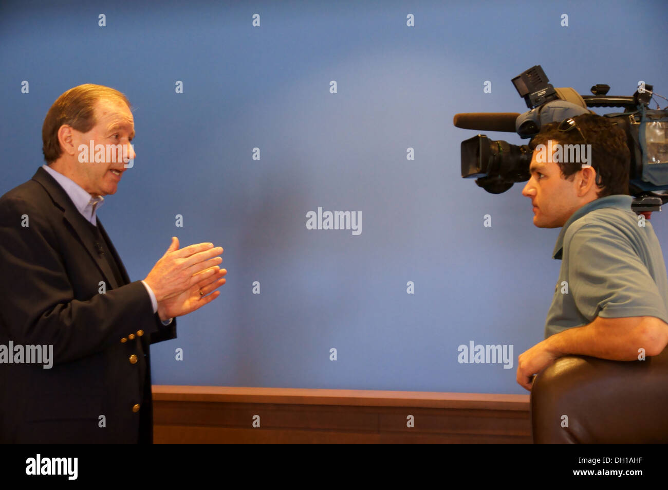 Camera reporter hi-res stock photography and images - Alamy