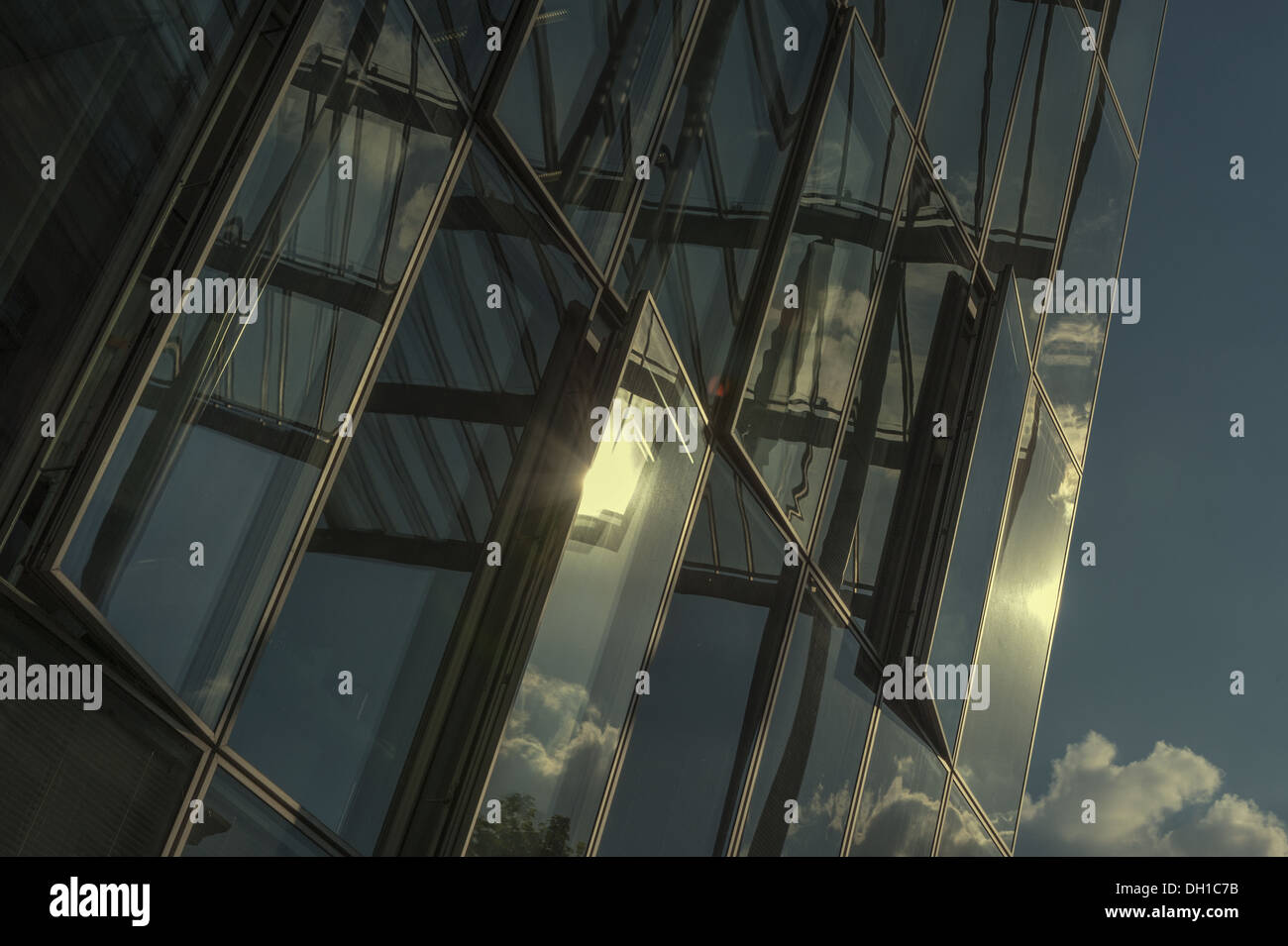 Glass skyscraper reflect modern sun hi-res stock photography and images ...