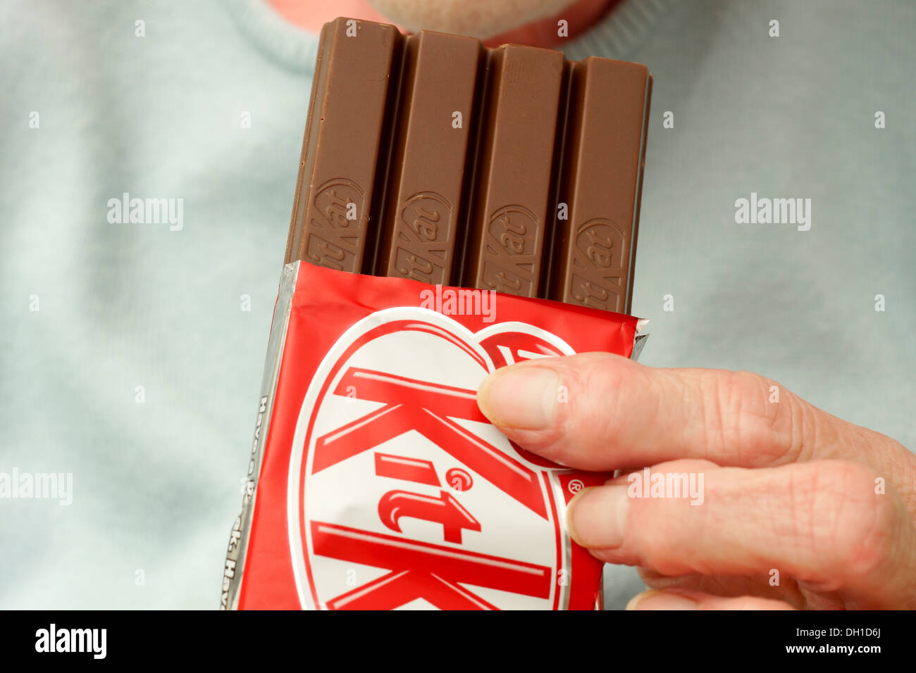 Kit kat fingers hi-res stock photography and images - Alamy