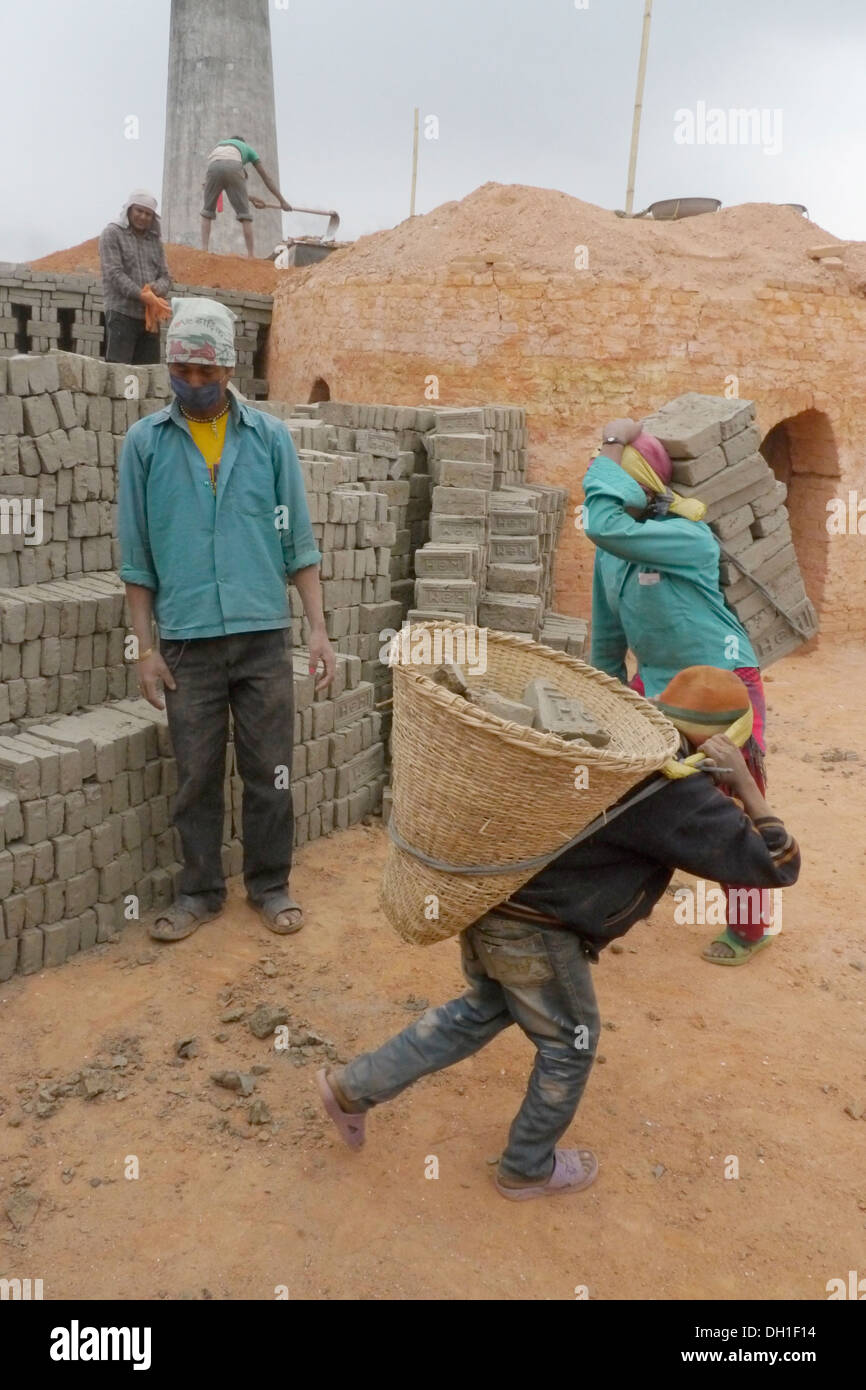 Children labour bricks hi-res stock photography and images - Alamy