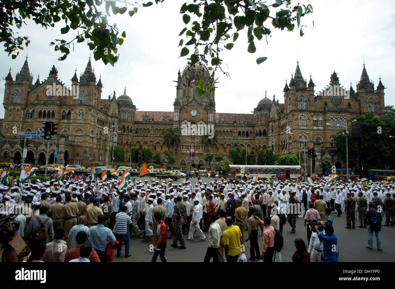 Crowd protesting hi-res stock photography and images - Alamy