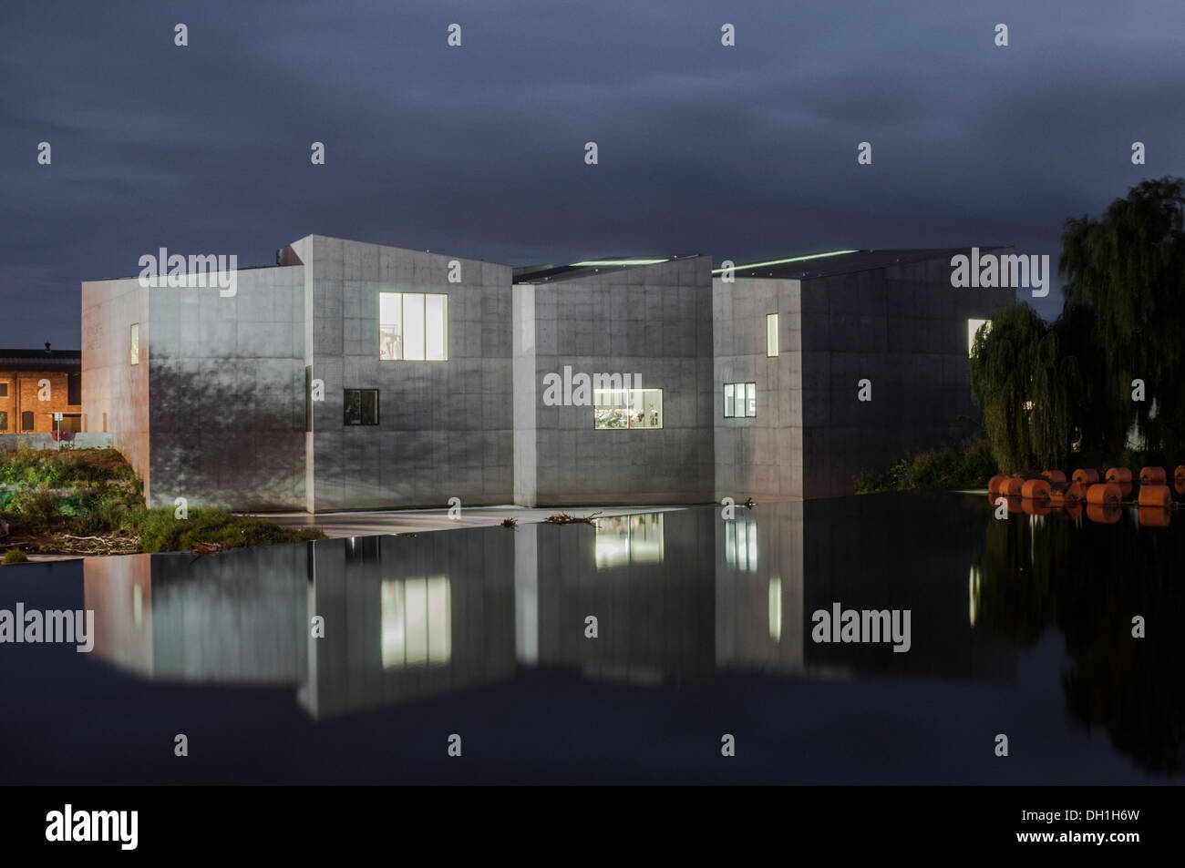 The Hepworth art gallery at night by David Chipperfield. West Yorkshire ...