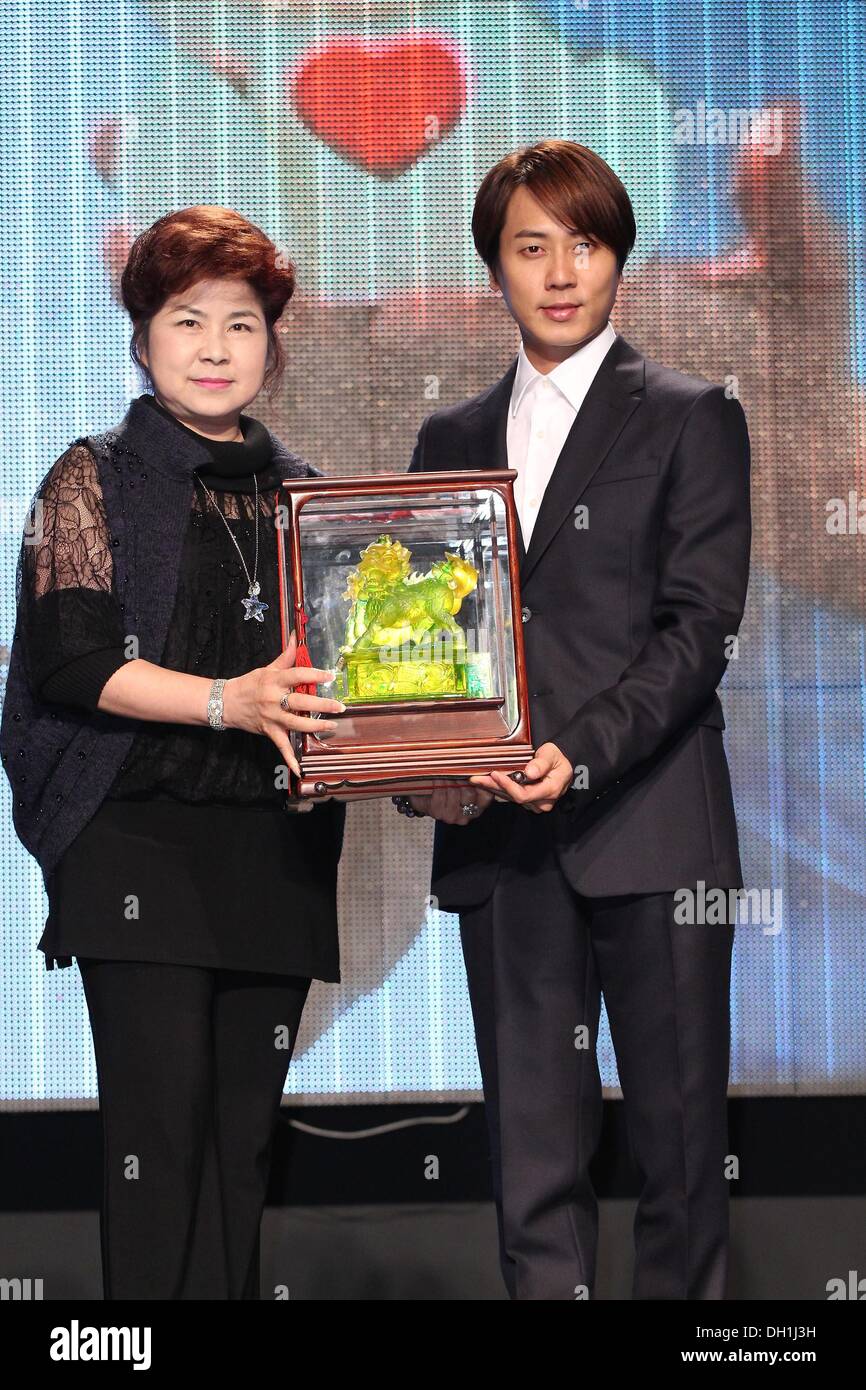 Taipei, China. 27th Oct, 2013. Korean star Andy Lee, member of Korean ...
