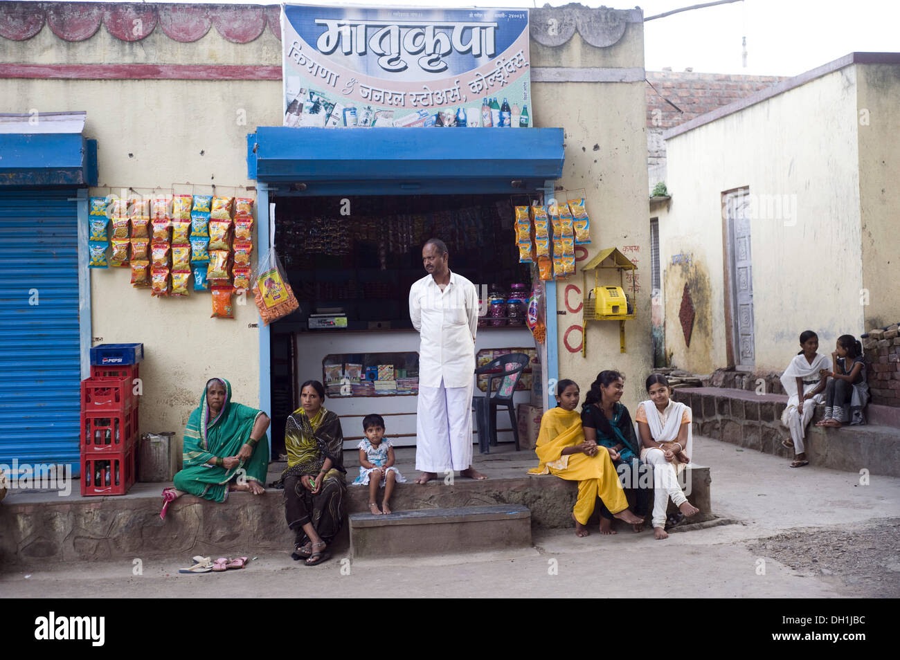 India kirana shop hi-res stock photography and images - Alamy