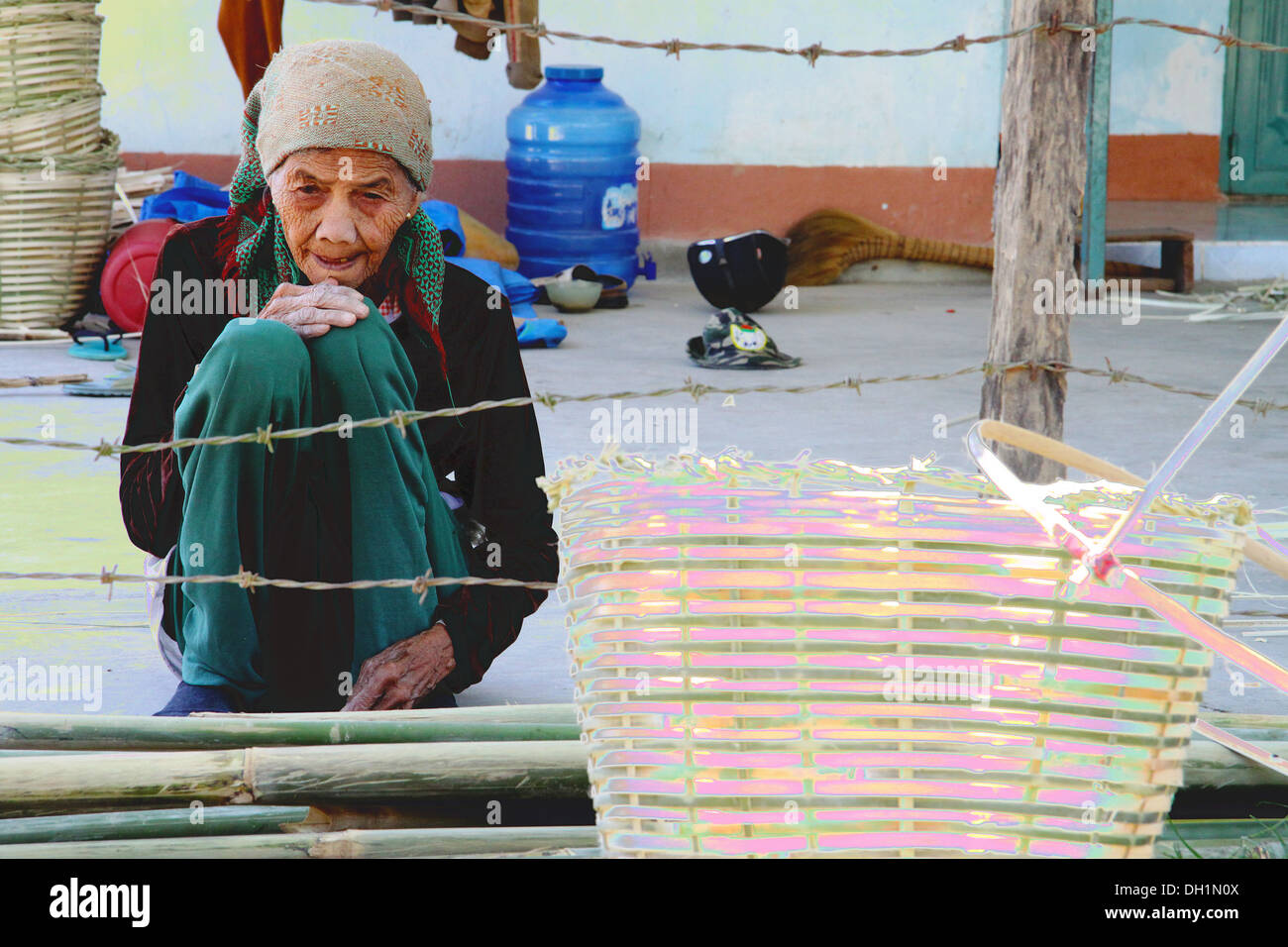 Old woman weaving baskets hi-res stock photography and images - Alamy