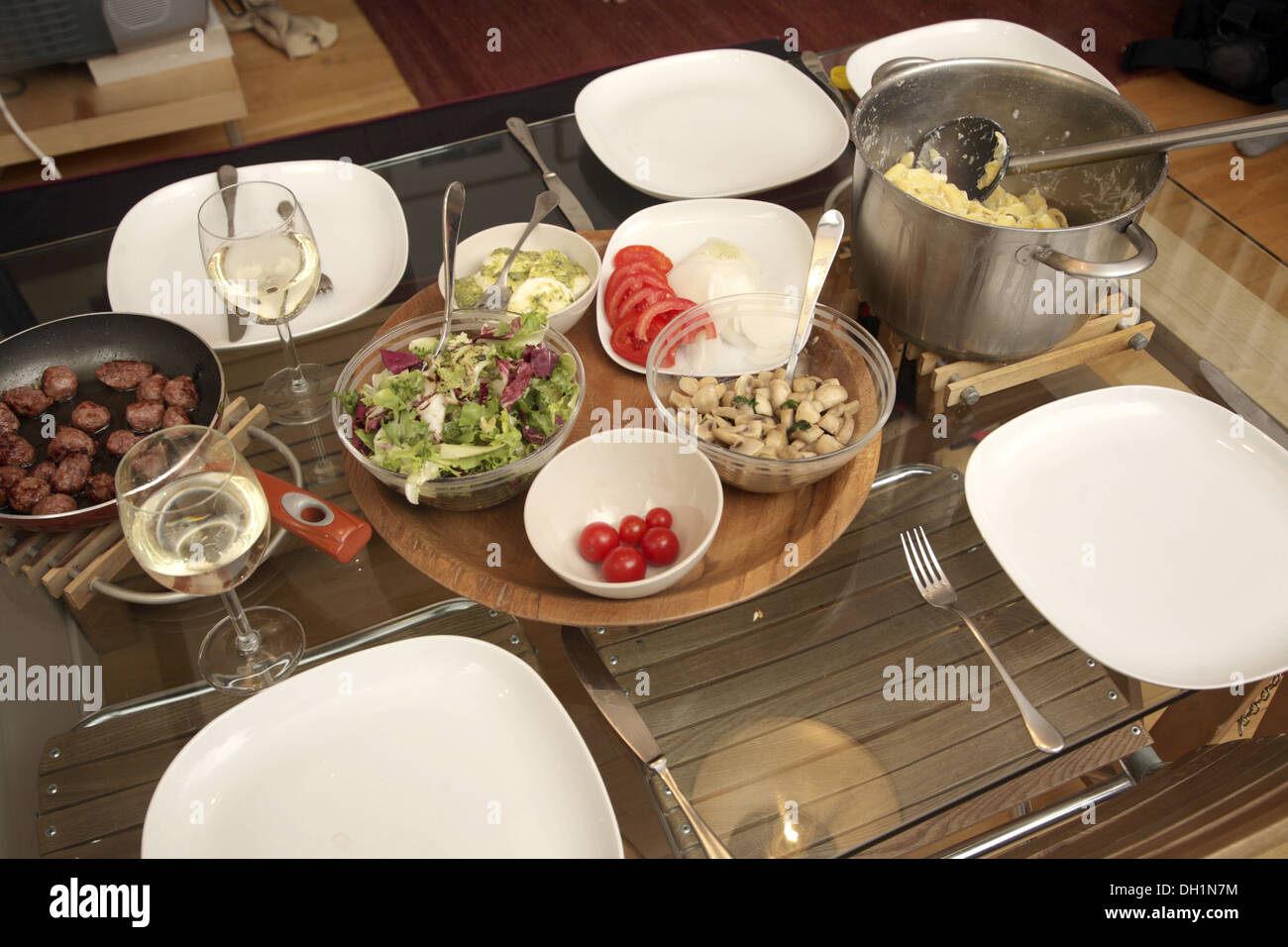 Dinner tables dpa hi-res stock photography and images - Alamy