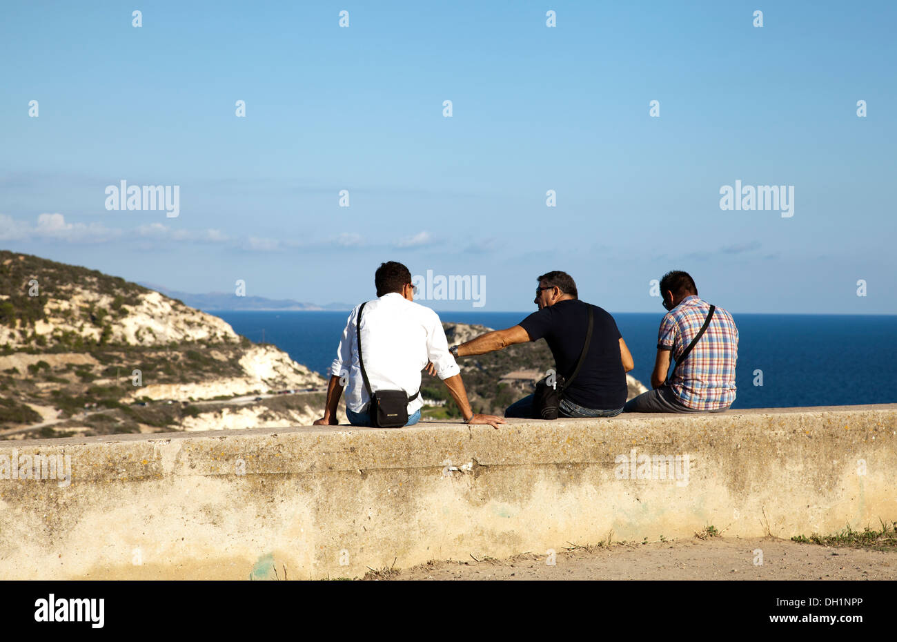 Men sitting on wall hi-res stock photography and images - Alamy